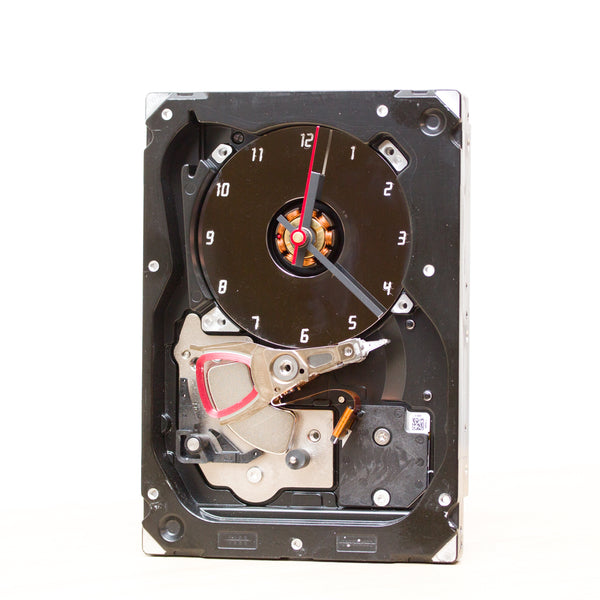 Clock for techie lover made of a recycled HDD - recomputing